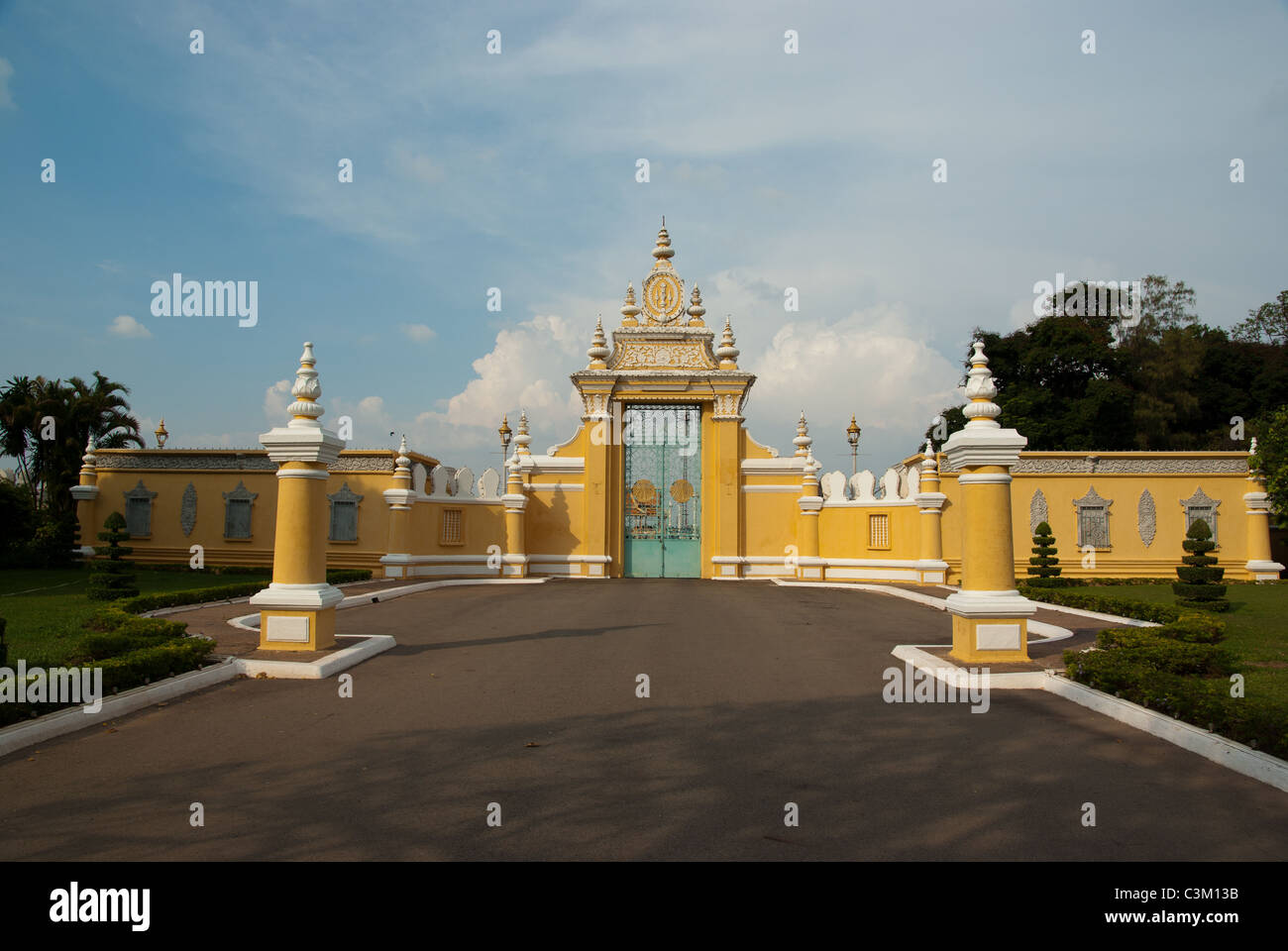 Palace gate hi-res stock photography and images - Alamy