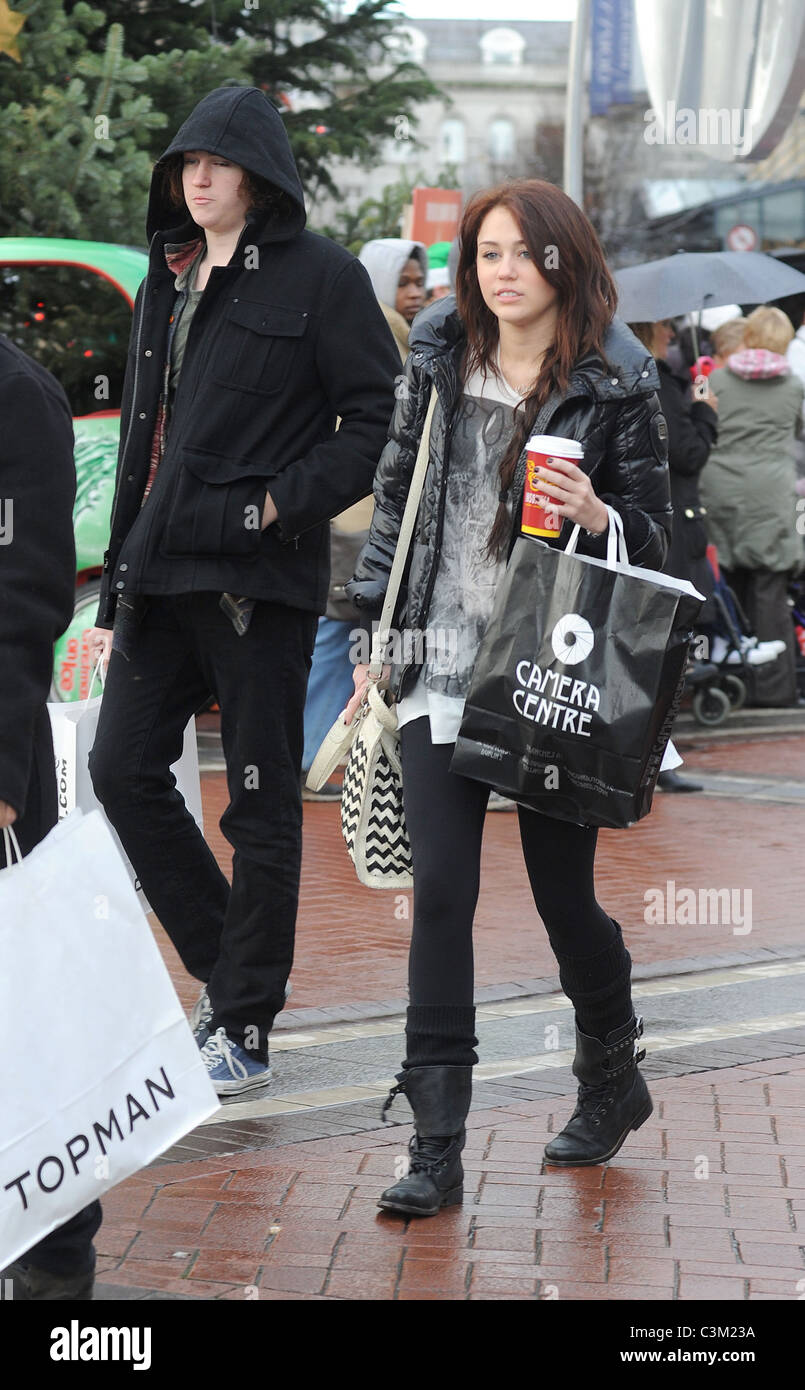 Miley Cyrus doing some shopping on Grafton Street with friends Dublin ...