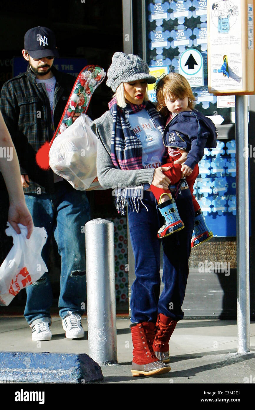 Christina Aguilera and Jordan Bratman seen shopping at the Petco store ...