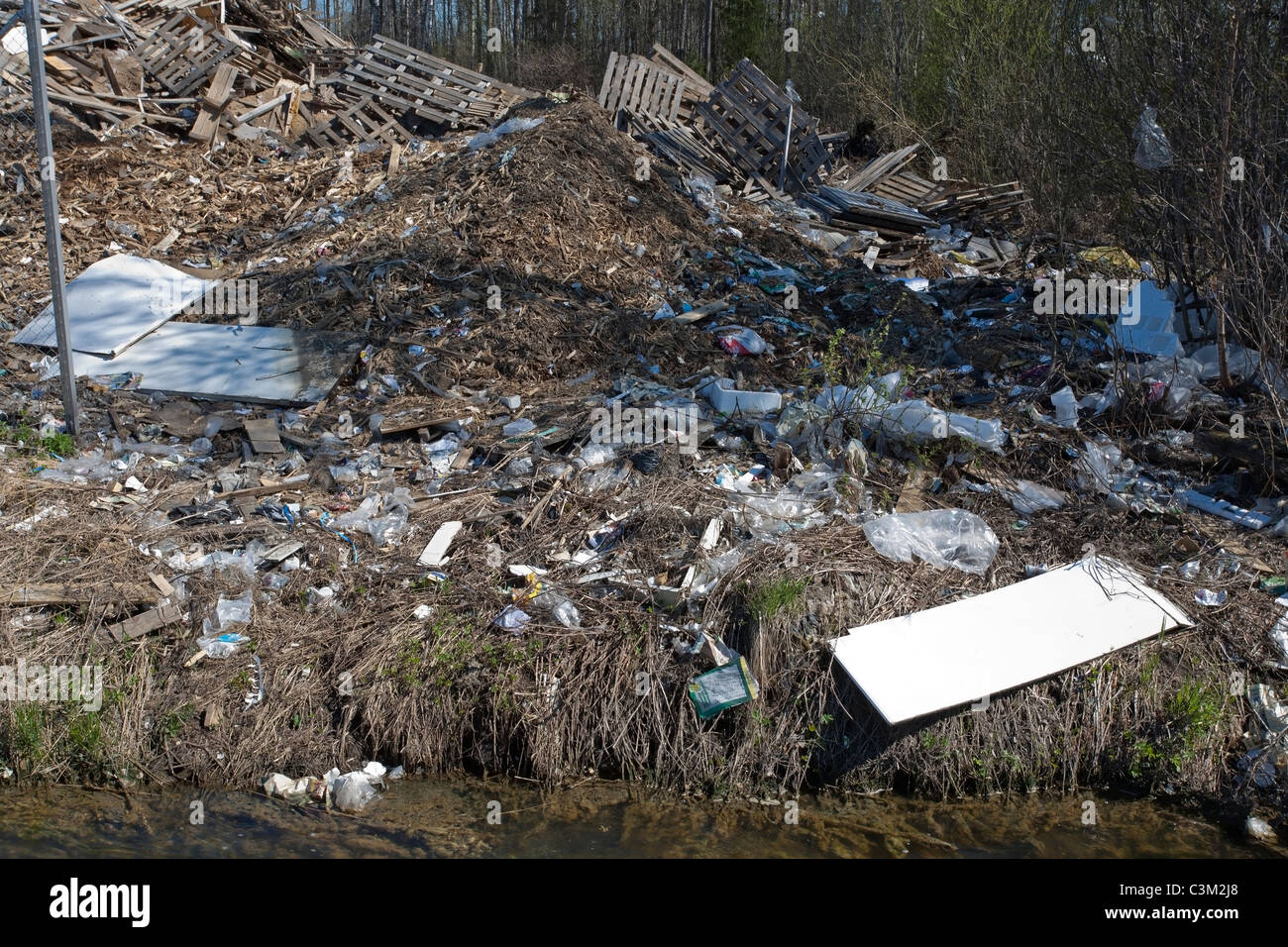 Garbage littered area hi-res stock photography and images - Alamy