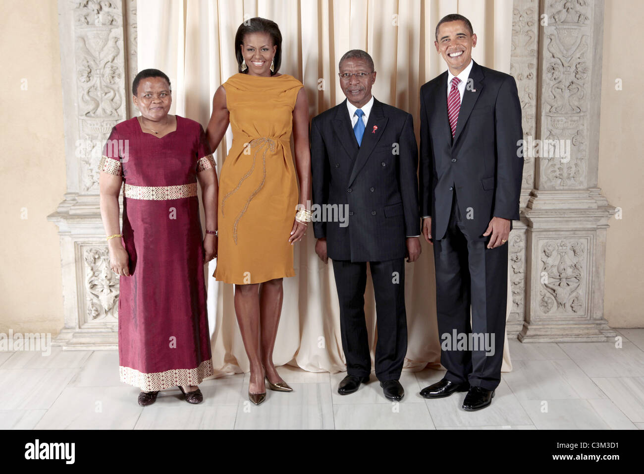 First Lady Michelle Obama and President Barack Obama pose with H.E ...