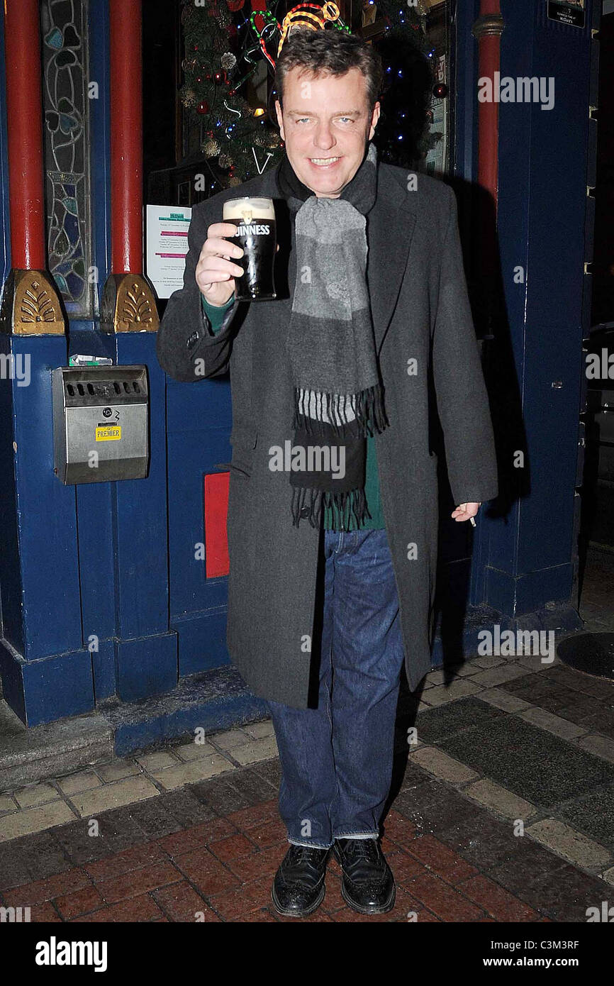 Madness lead singer Graham 'Suggs' McPherson stops by at McDaid's Pub ...