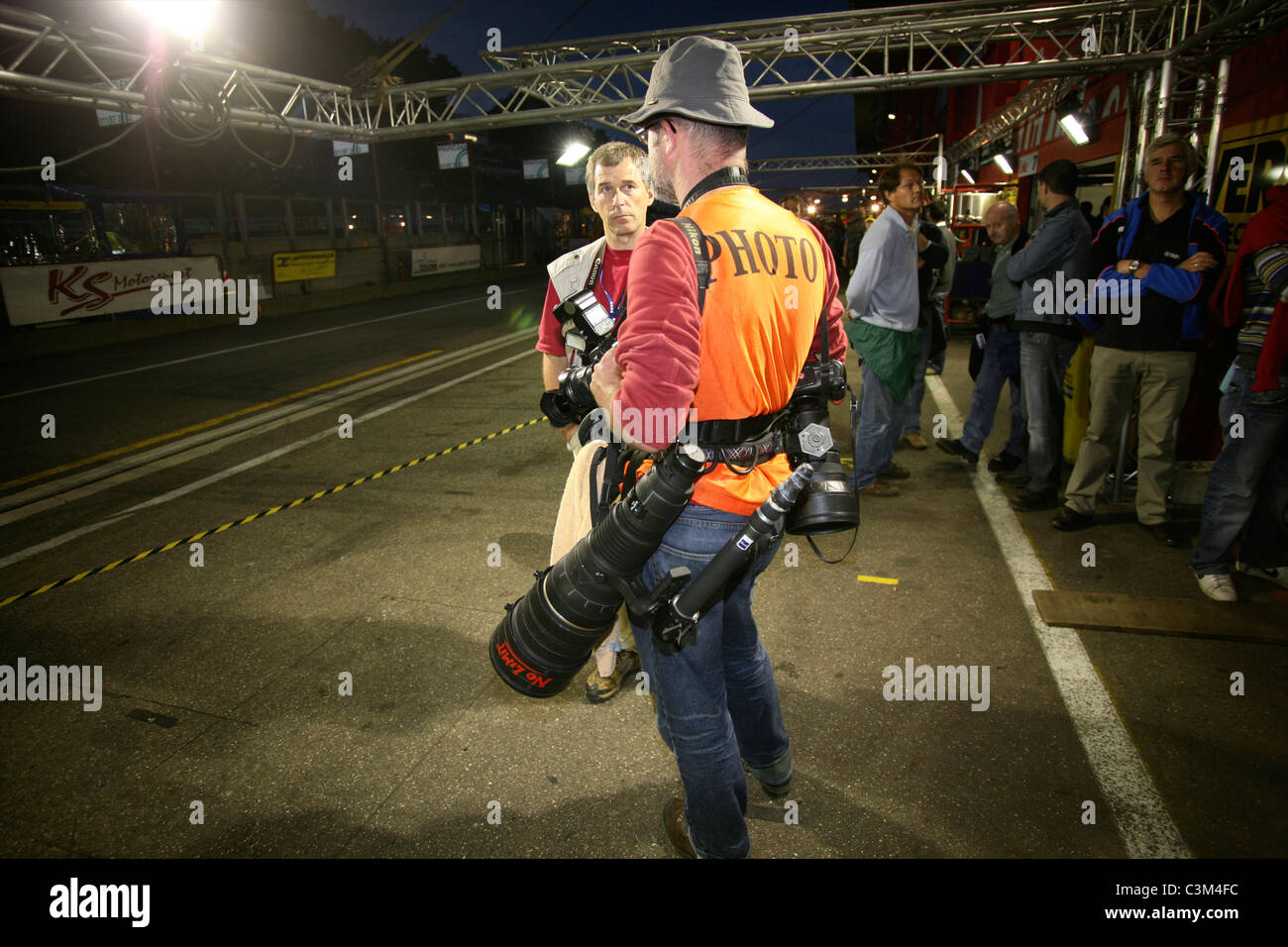 photographer with telelens Stock Photo - Alamy