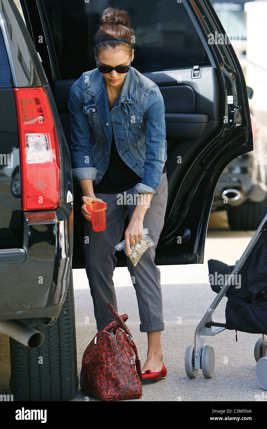 Jessica Alba puts her daughter in her stroller as they go shopping at ...