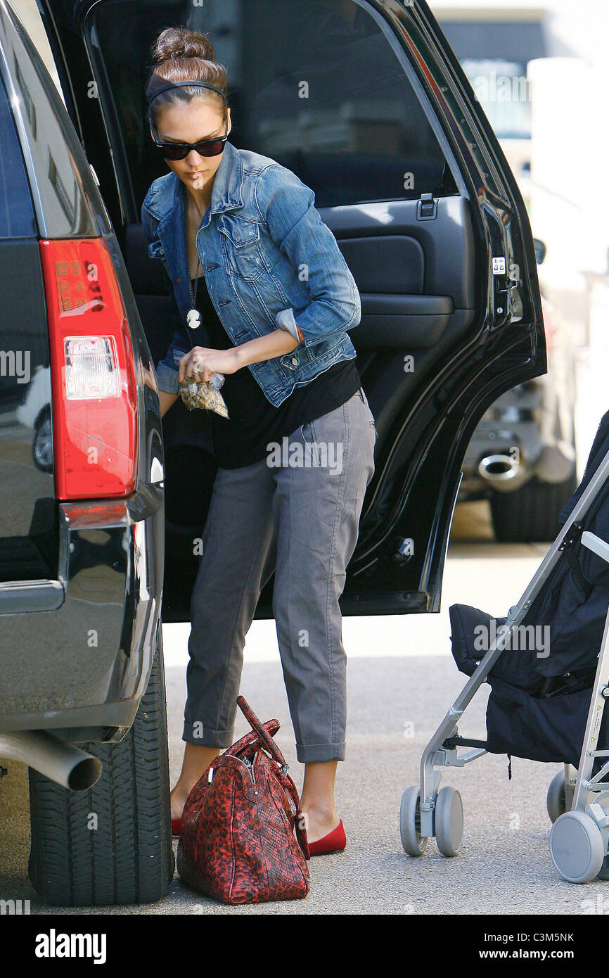 Jessica Alba puts her daughter in her stroller as they go shopping at ...