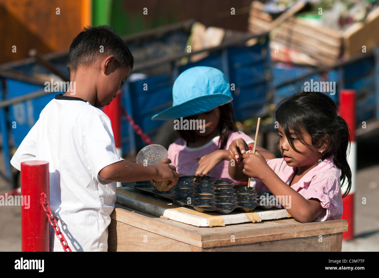 Kids with candles hi-res stock photography and images - Alamy
