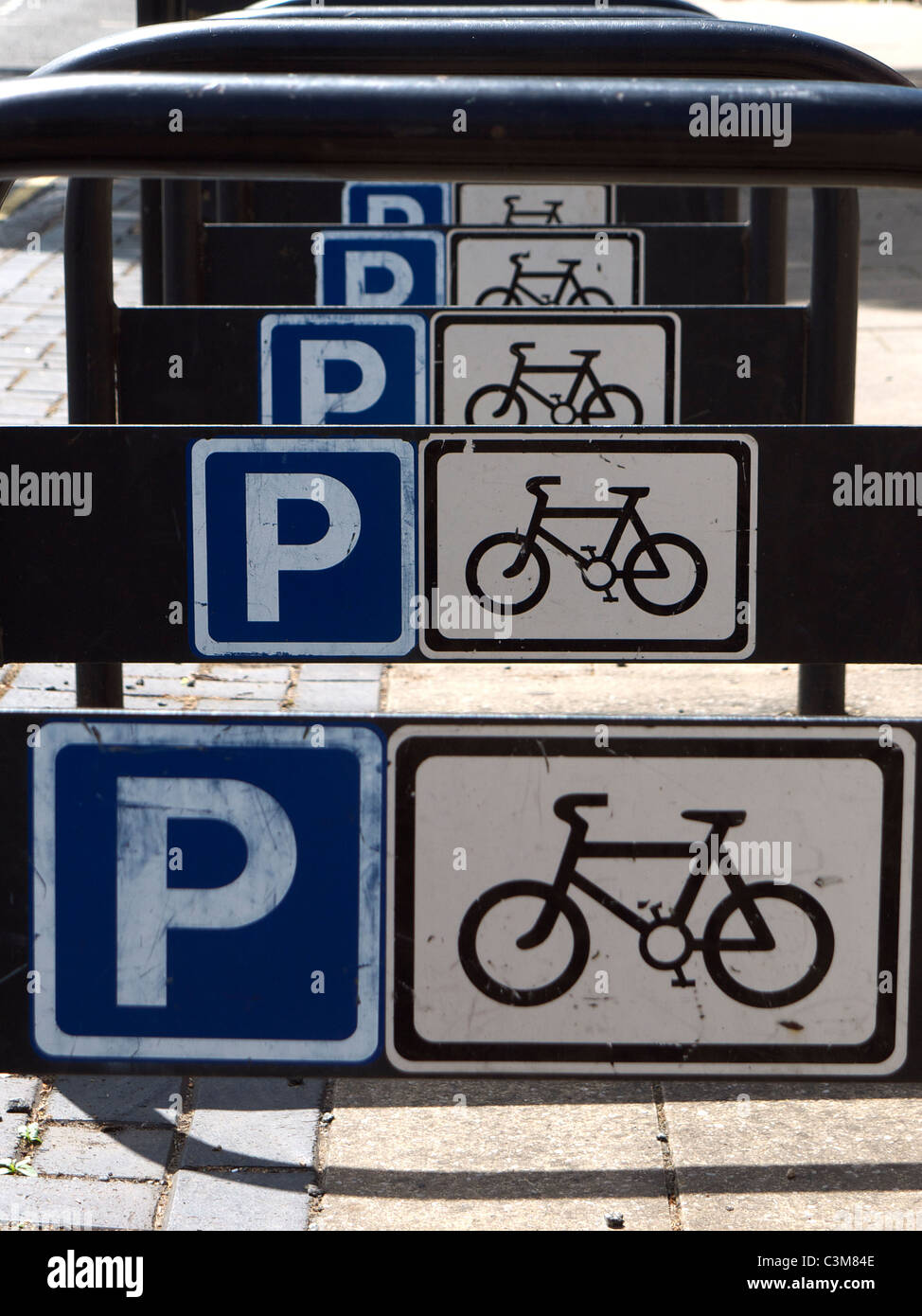 Cycle parking sign hi-res stock photography and images - Alamy