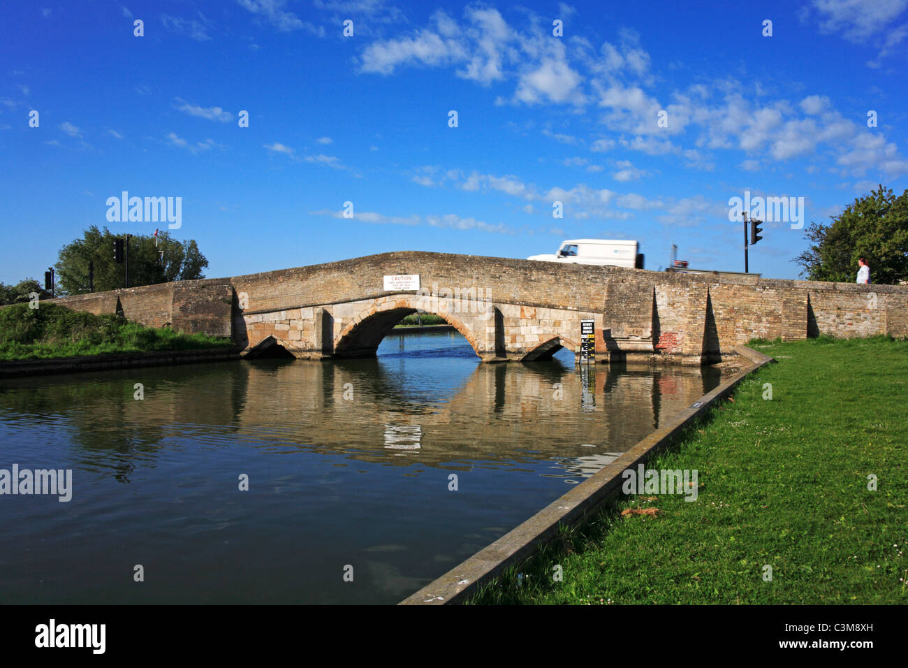 Old medieval bridge over the River Thurne at Potter Heigham, Norfolk ...
