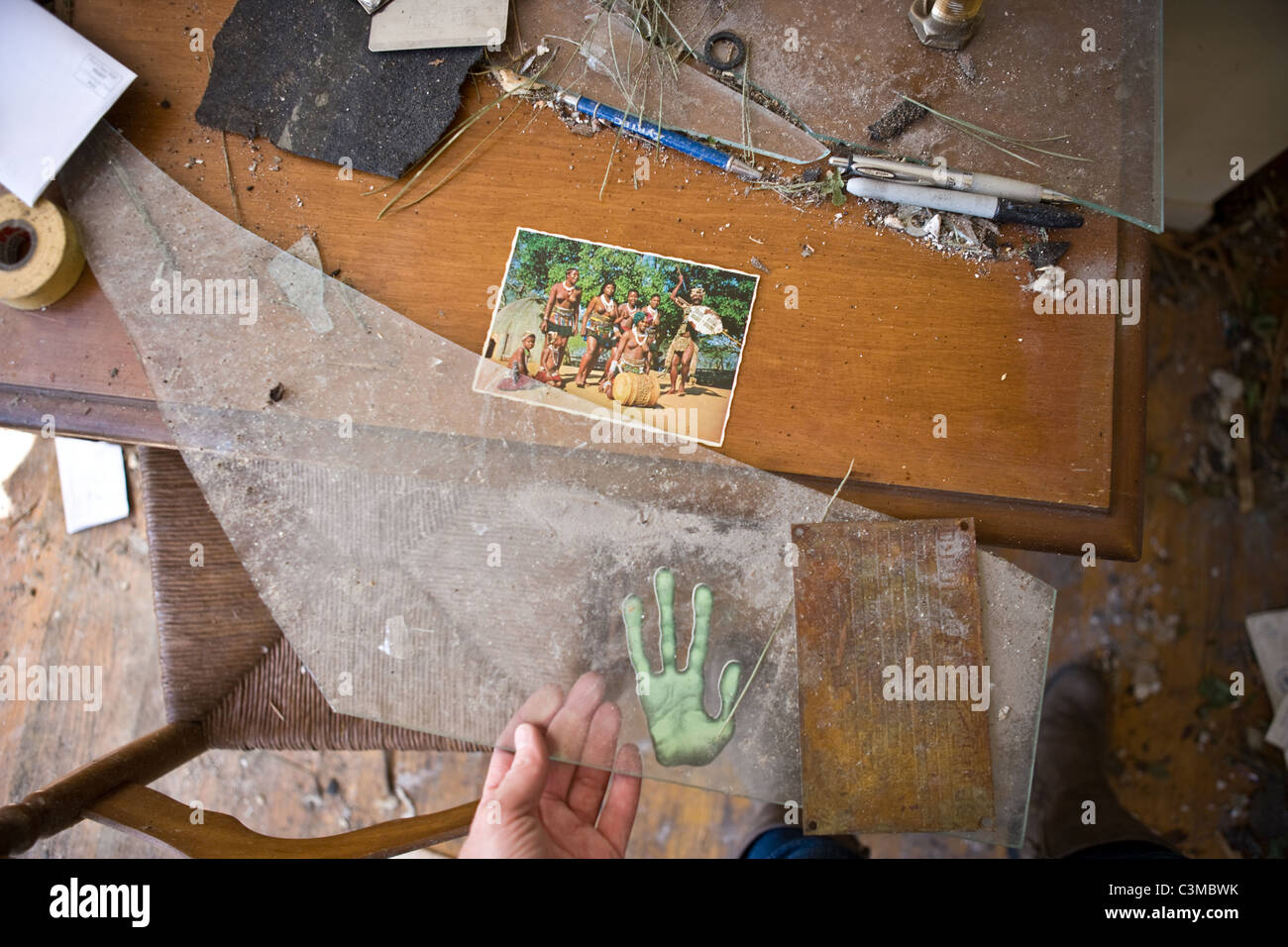 Old glass shattered hi-res stock photography and images - Alamy
