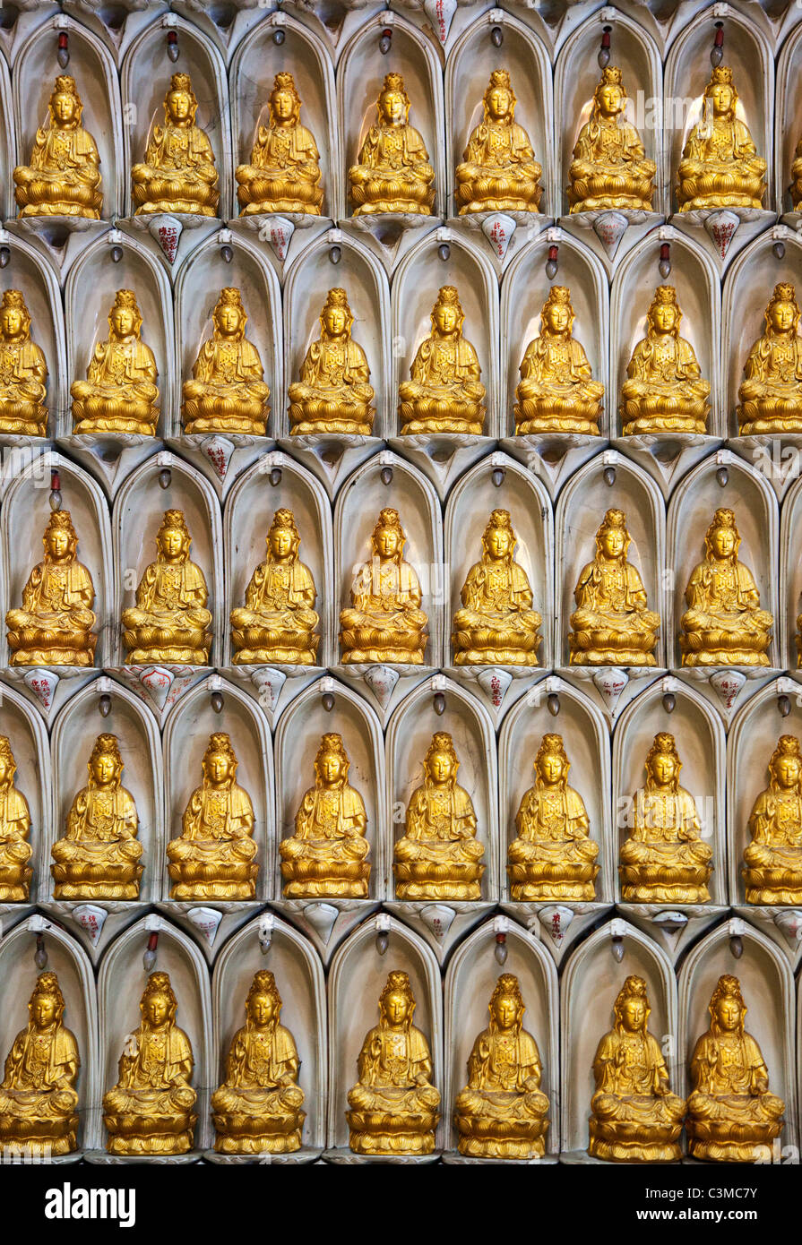 Small buddha statue hi-res stock photography and images - Alamy