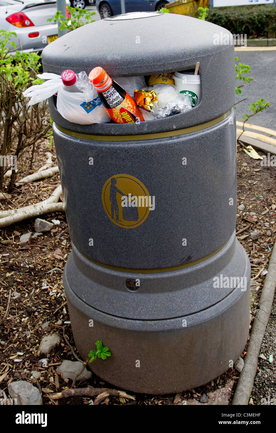 overflowing litter bin Stock Photo - Alamy overflowing litter bin Stock Photo - Alamy