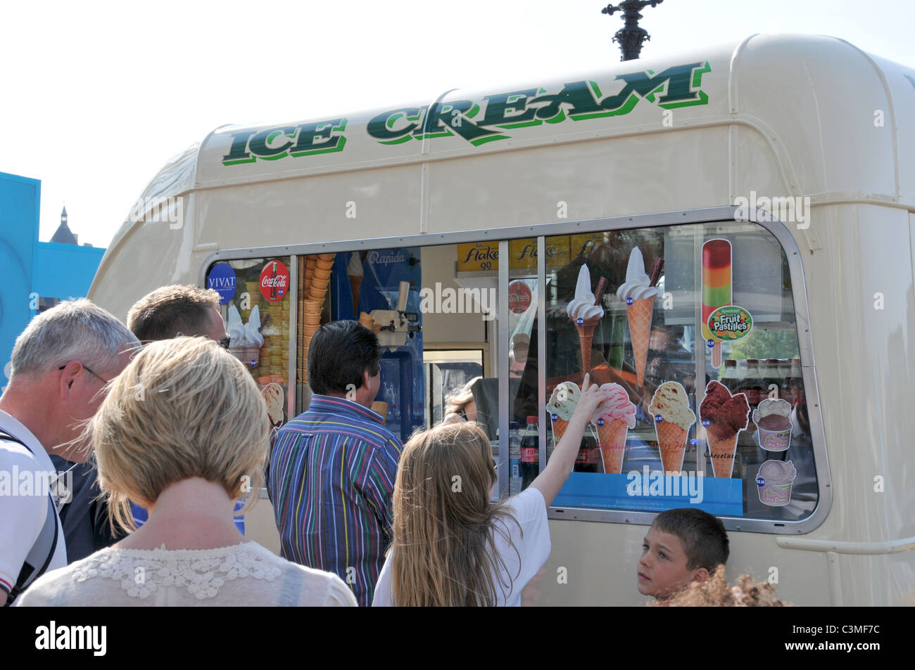 Ice cream van children hi-res stock photography and images - Alamy