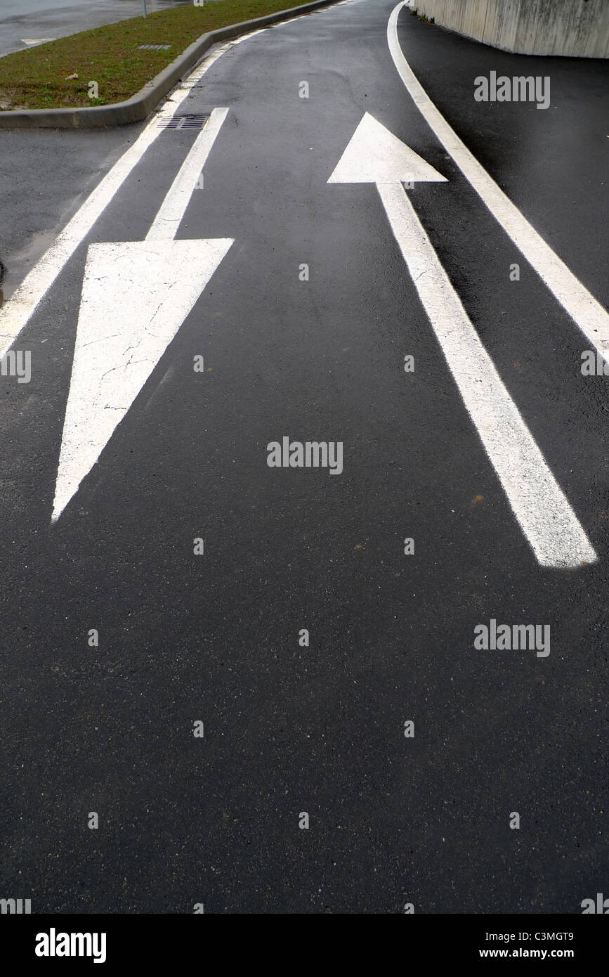 Two arrows opposite direction hi-res stock photography and images - Alamy Two arrows opposite direction hi-res stock photography and images - Alamy