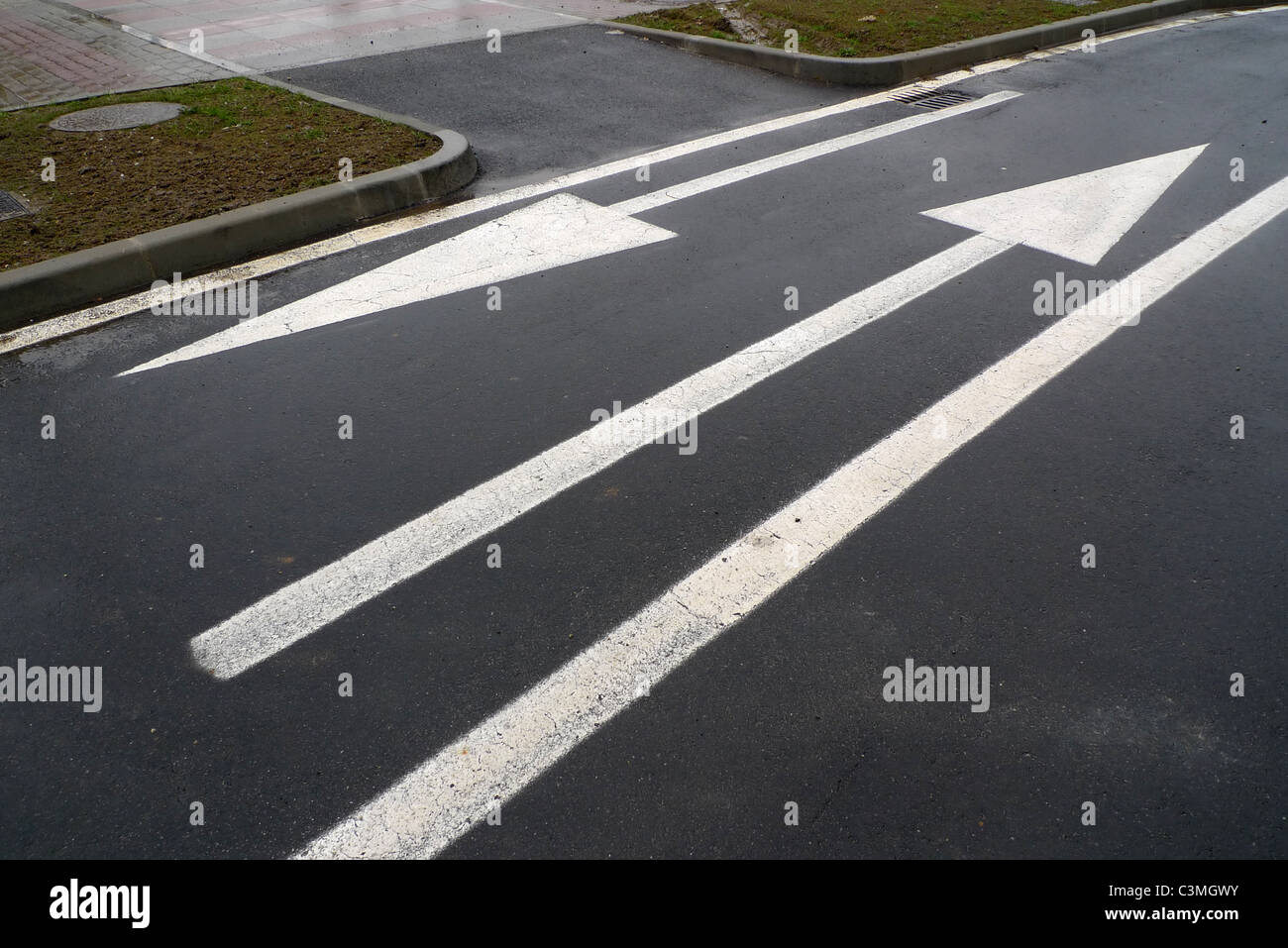 Two arrows opposite direction hi-res stock photography and images - Alamy Two arrows opposite direction hi-res stock photography and images - Alamy