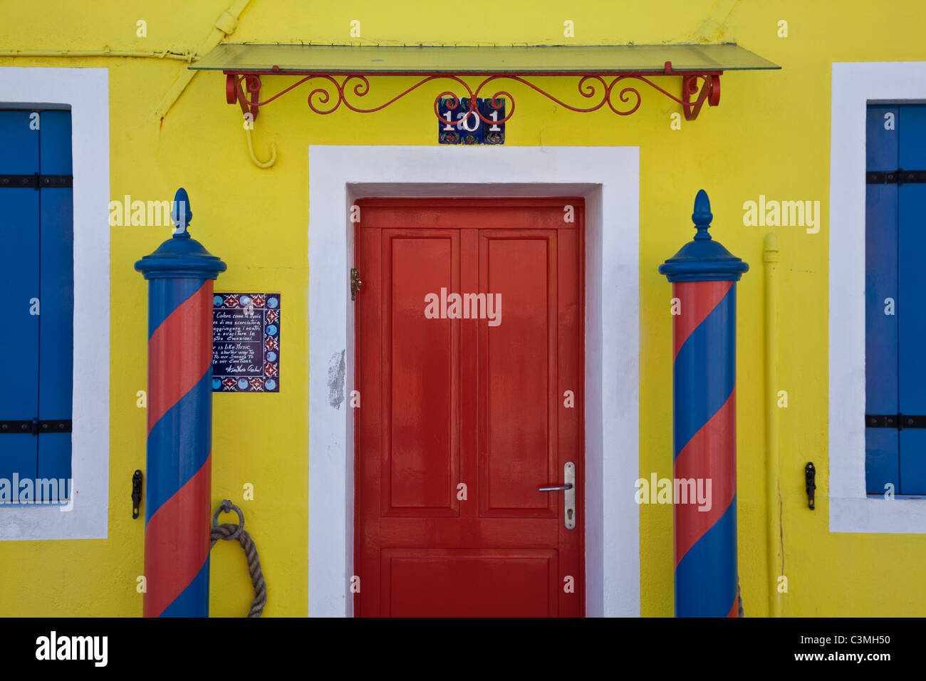 Venice italy yellow colourful house hi-res stock photography and images ...