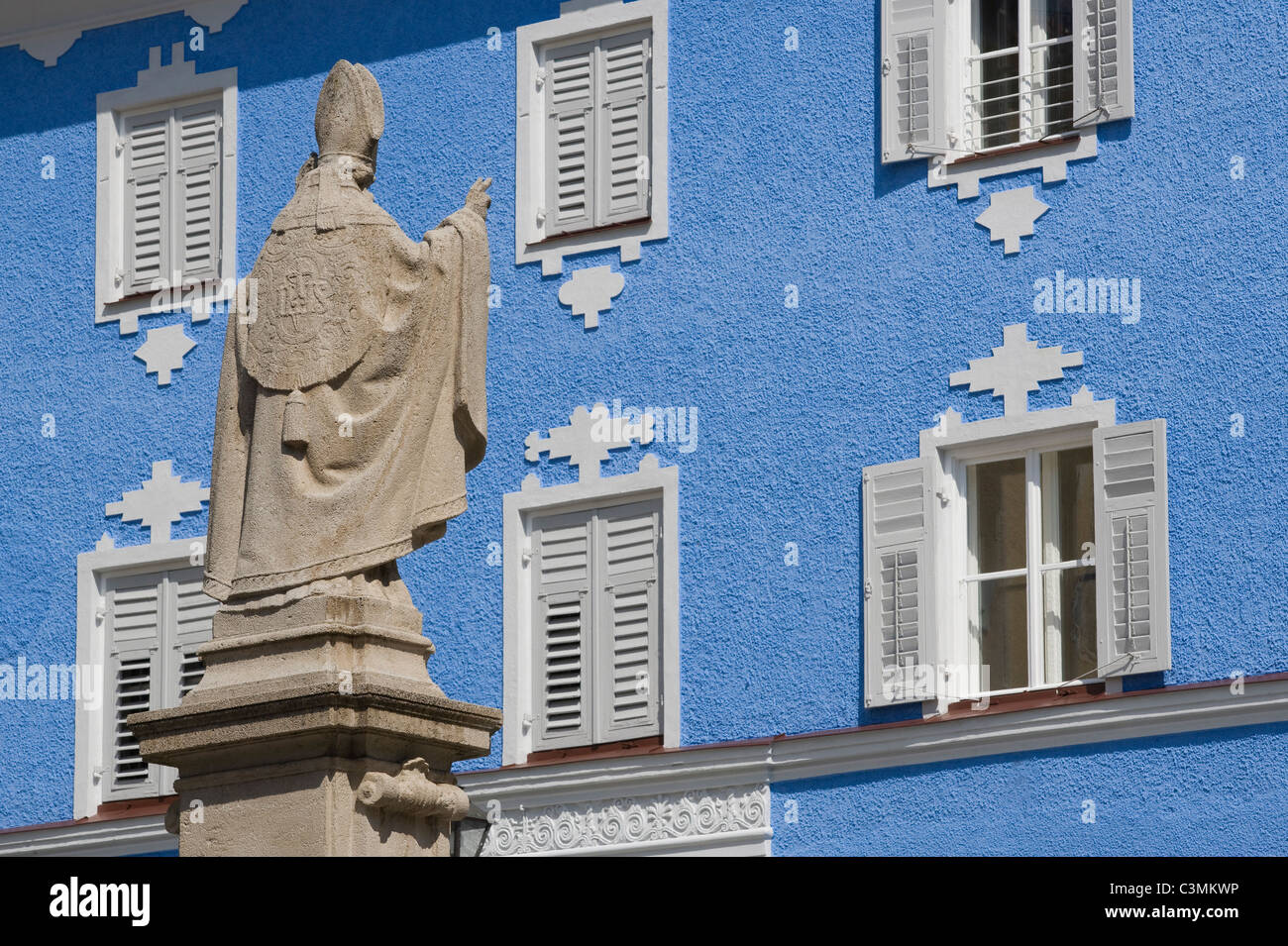 Germany, Bayern, Laufen, Rupertusplatz, Statue of heiliger rupertus in ...
