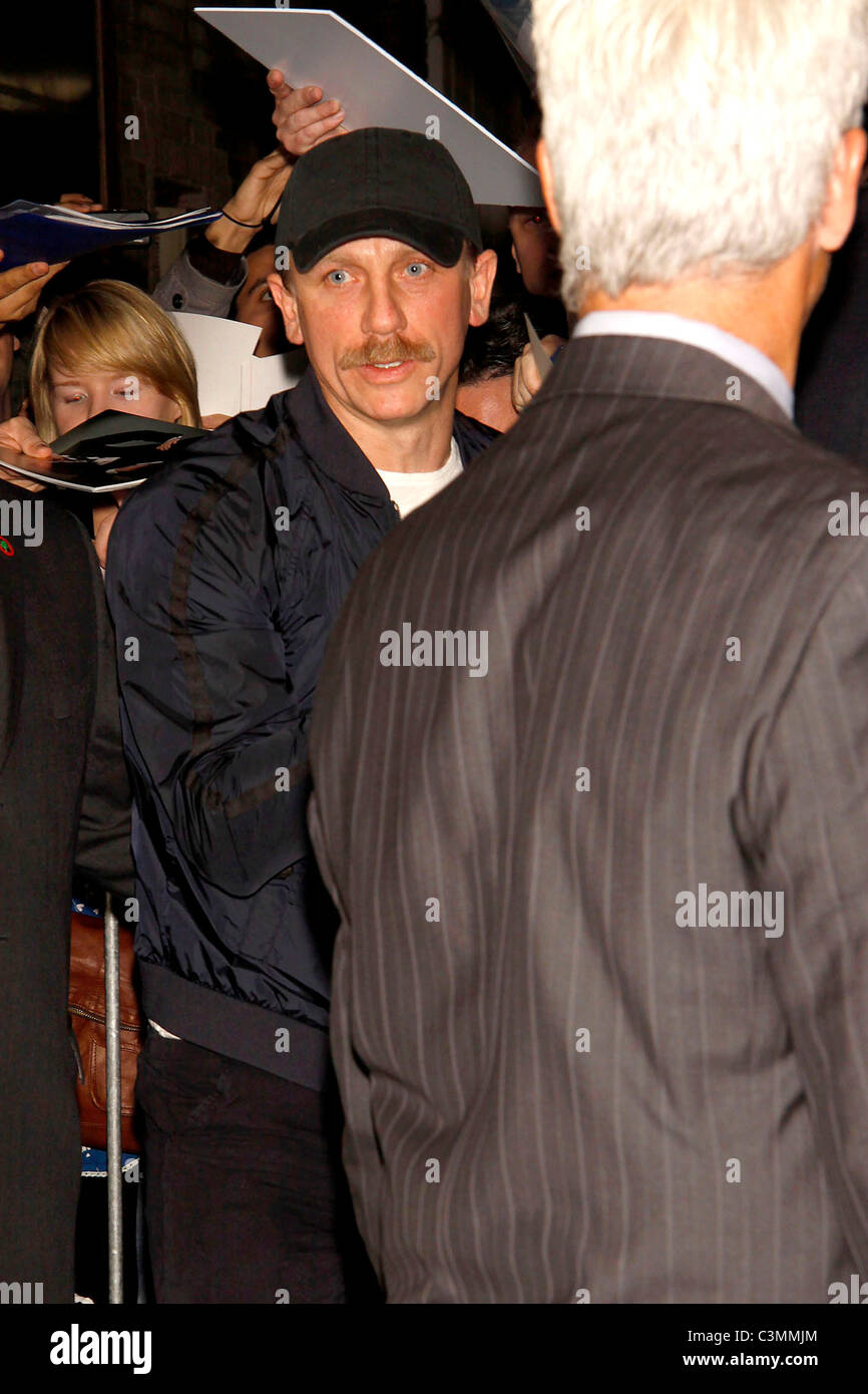 Daniel Craig leaving the invited dress rehearsal of the upcoming ...