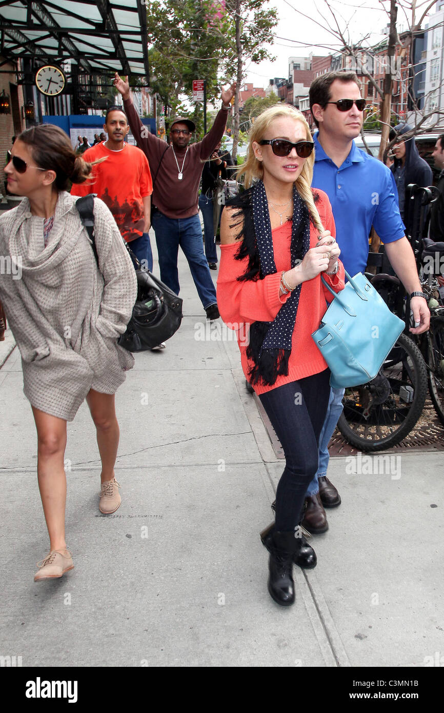 Lindsay Lohan leaving her Manhattan hotel while wearing skinny jeans ...