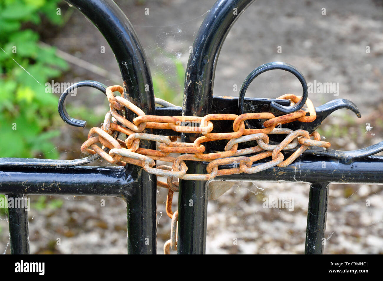Gate locked rusty chain hi-res stock photography and images - Alamy