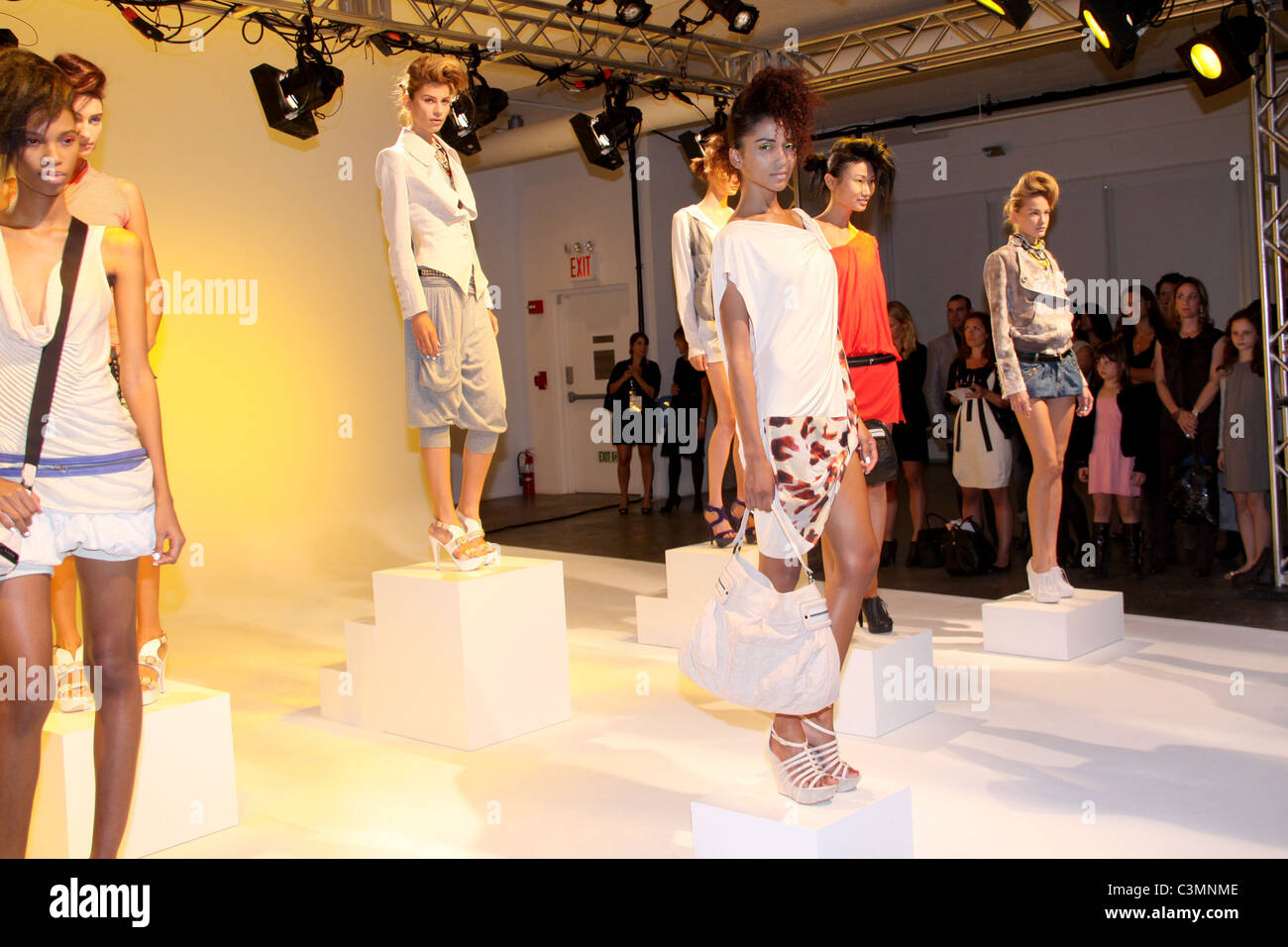 Models Mercedes-Benz IMG New York Fashion Week Spring/Summer 2010 Gwen ...
