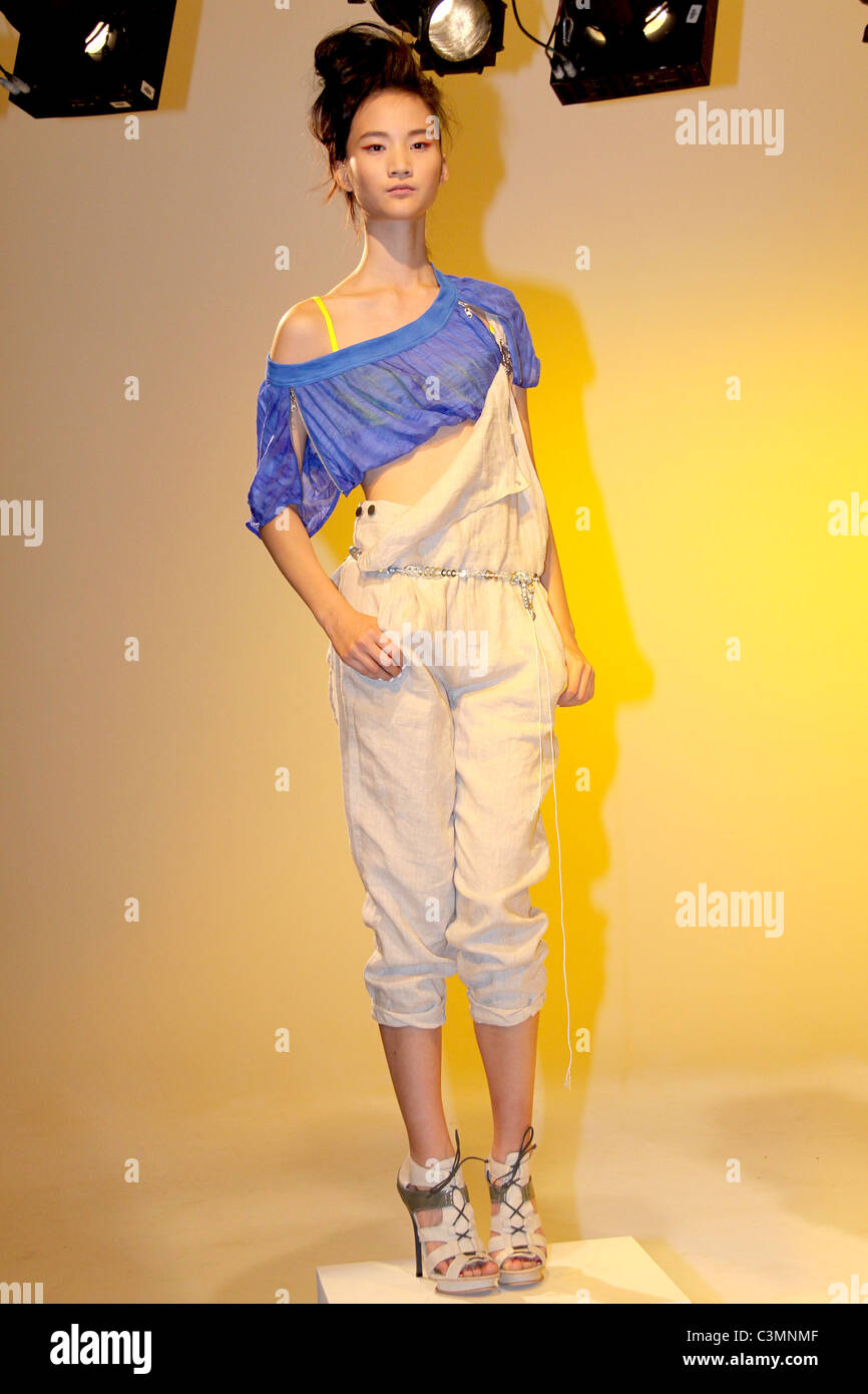 Model Mercedes-Benz IMG New York Fashion Week Spring/Summer 2010 Gwen ...