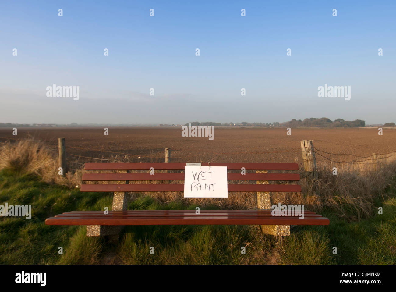 bench with fresh paint sign on it Stock Photo - Alamy
