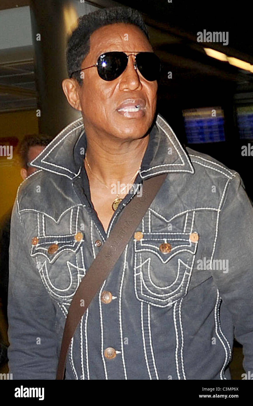 Jermaine Jackson arriving at the Dublin airport with his wife after ...