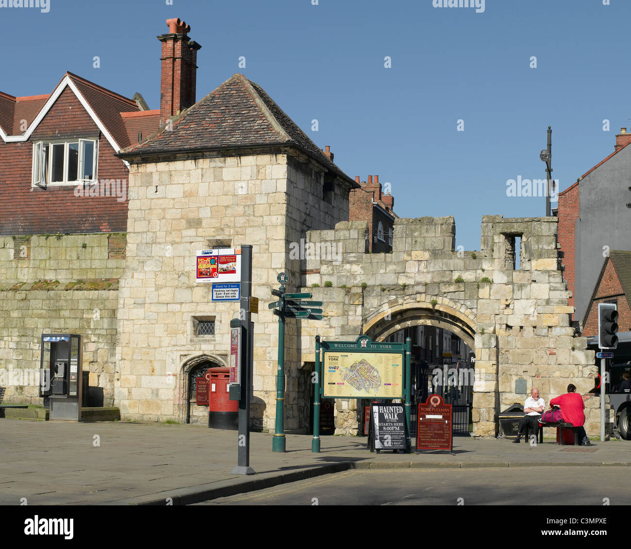 Postern arch hi-res stock photography and images - Alamy