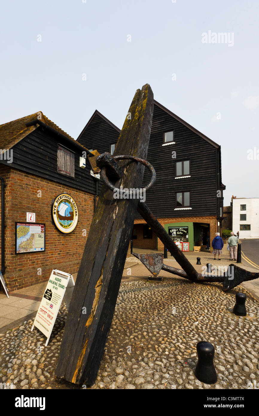 Anchor center hi-res stock photography and images - Alamy