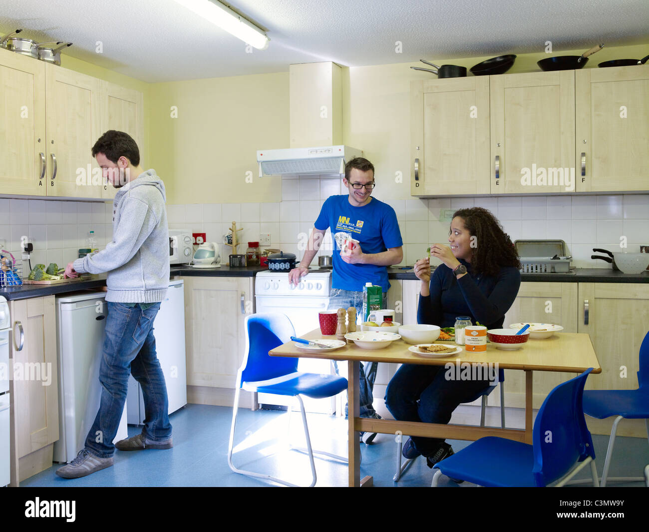 Students cooking university hi-res stock photography and images - Alamy