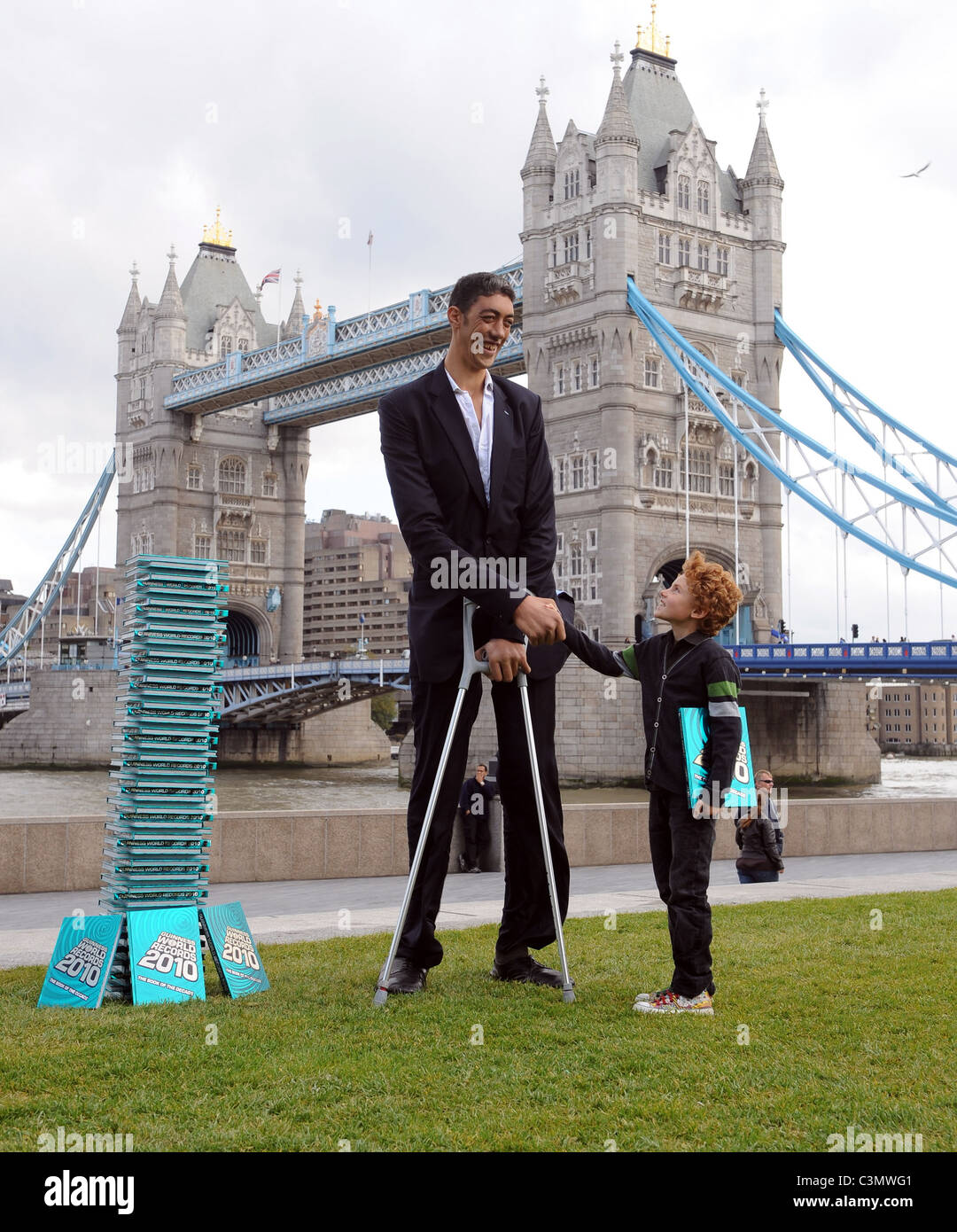 Sultan kosen worlds tallest man hi-res stock photography and images - Alamy