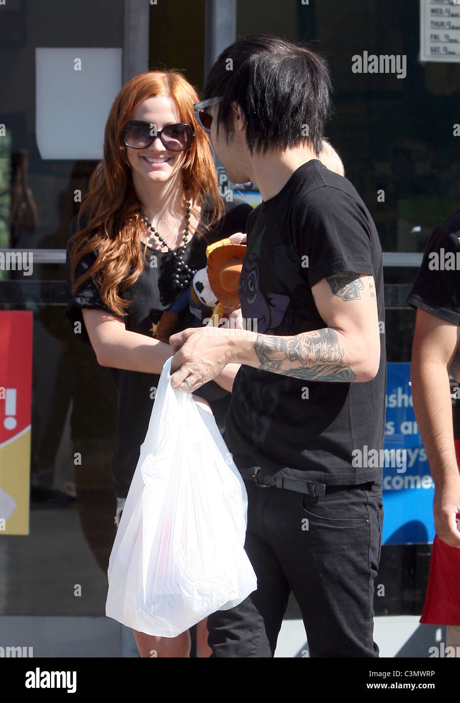 Pete Wentz and Ashlee Simpson take their son, Bronx Mowgli, at PetCo in ...