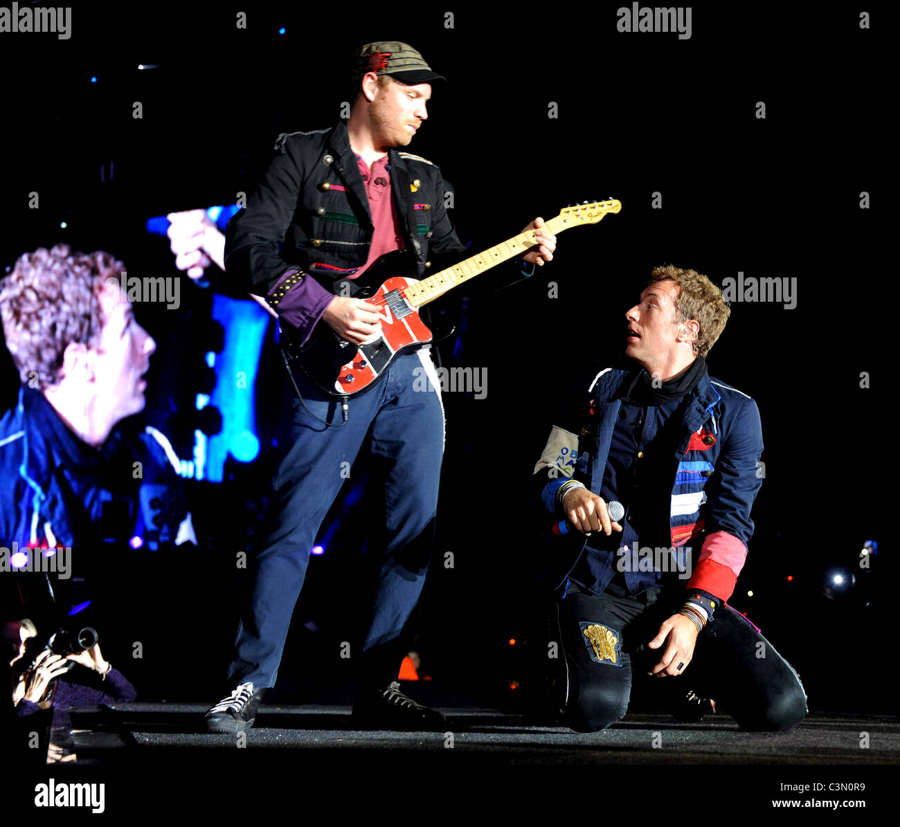 Coldplay live at the Wembley Stadium promoting last year's album Viva ...