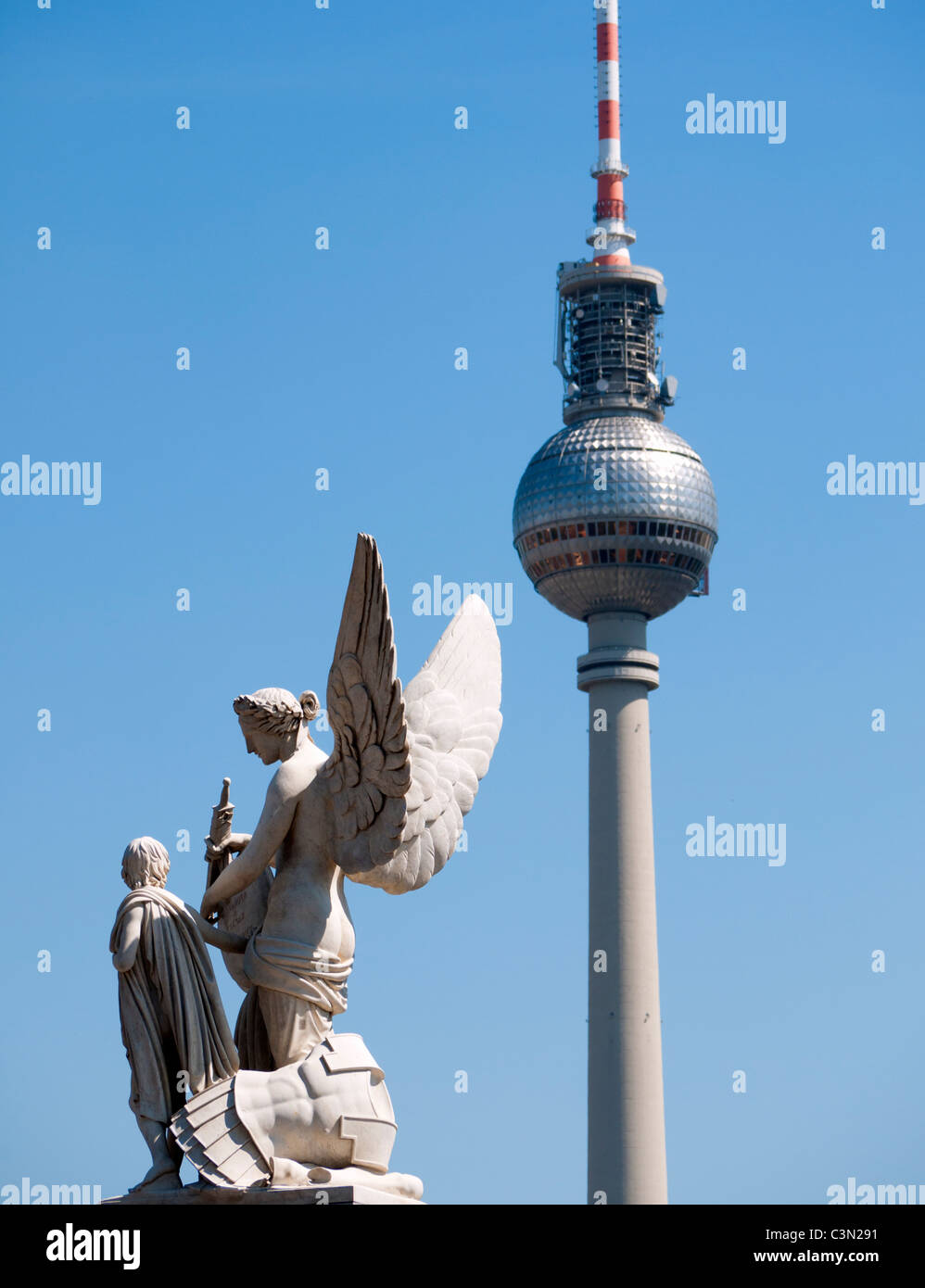 Statue unter hi-res stock photography and images - Alamy