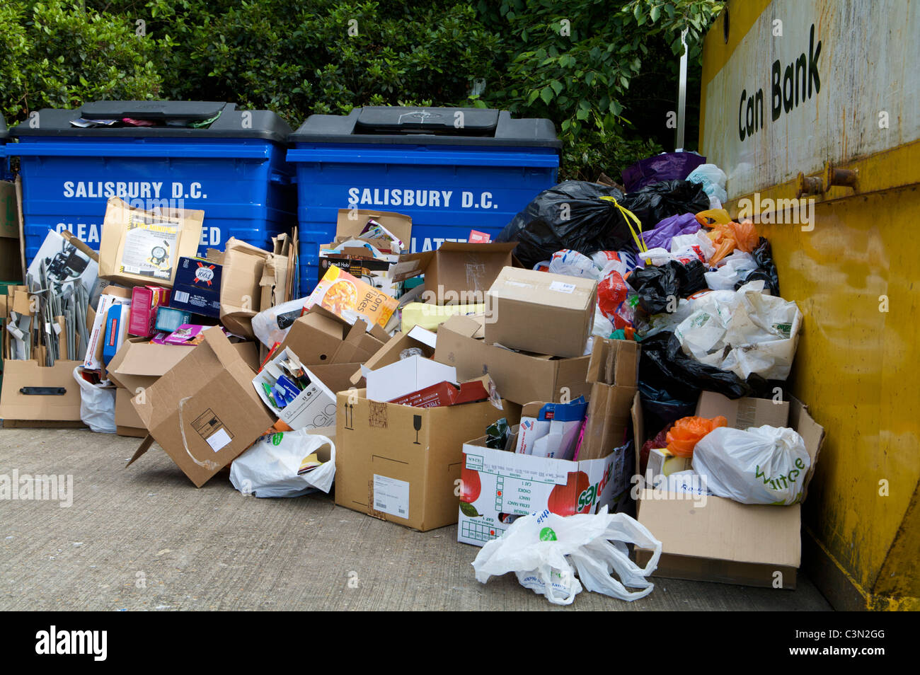 Cardboard rubbish skip recycling hi-res stock photography and images ...