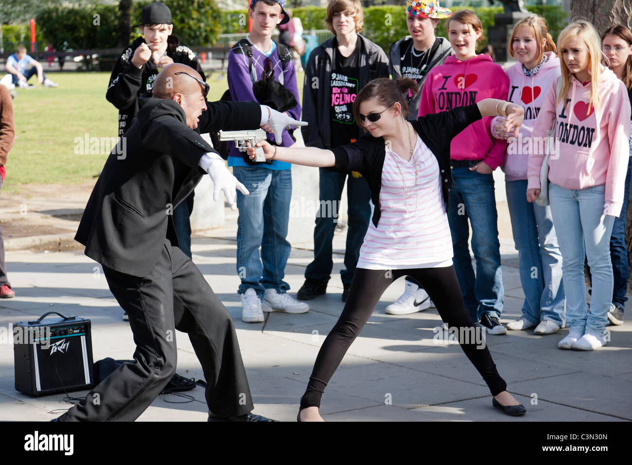 Street entertainer children watch hi-res stock photography and images ...