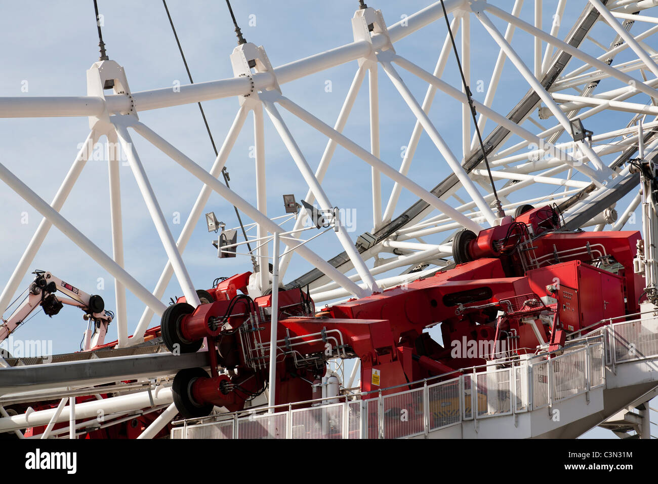 London eye spindle hi-res stock photography and images - Alamy