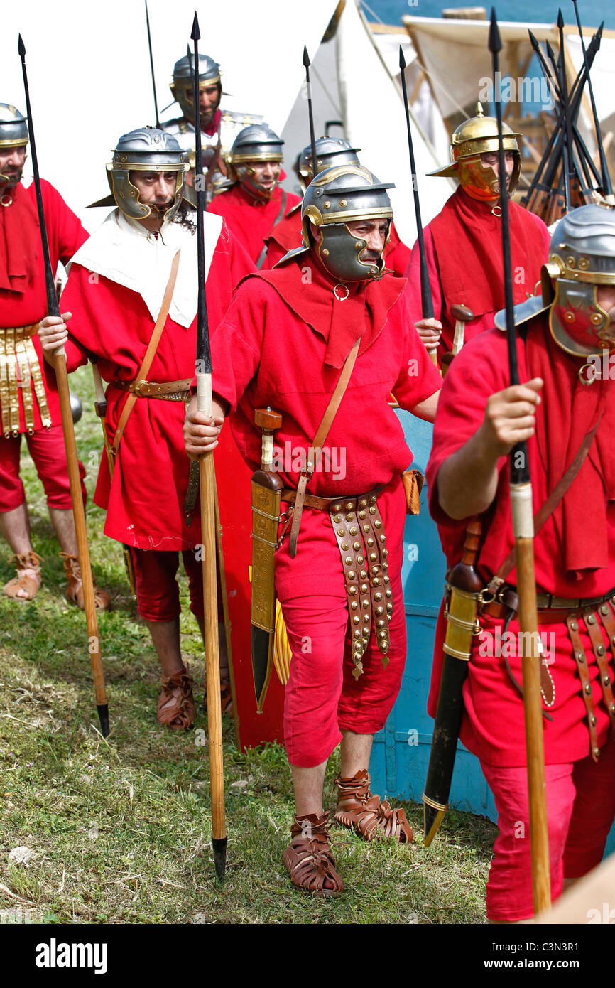Roman soldiers in formation shields hi-res stock photography and images ...