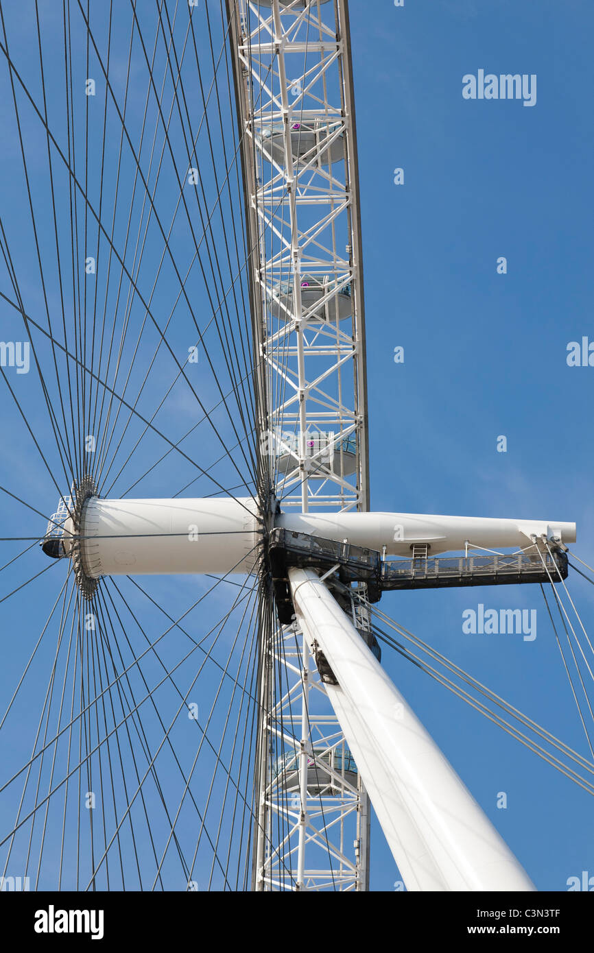 Close-up of the central spindle of the London Eye Stock Photo - Alamy