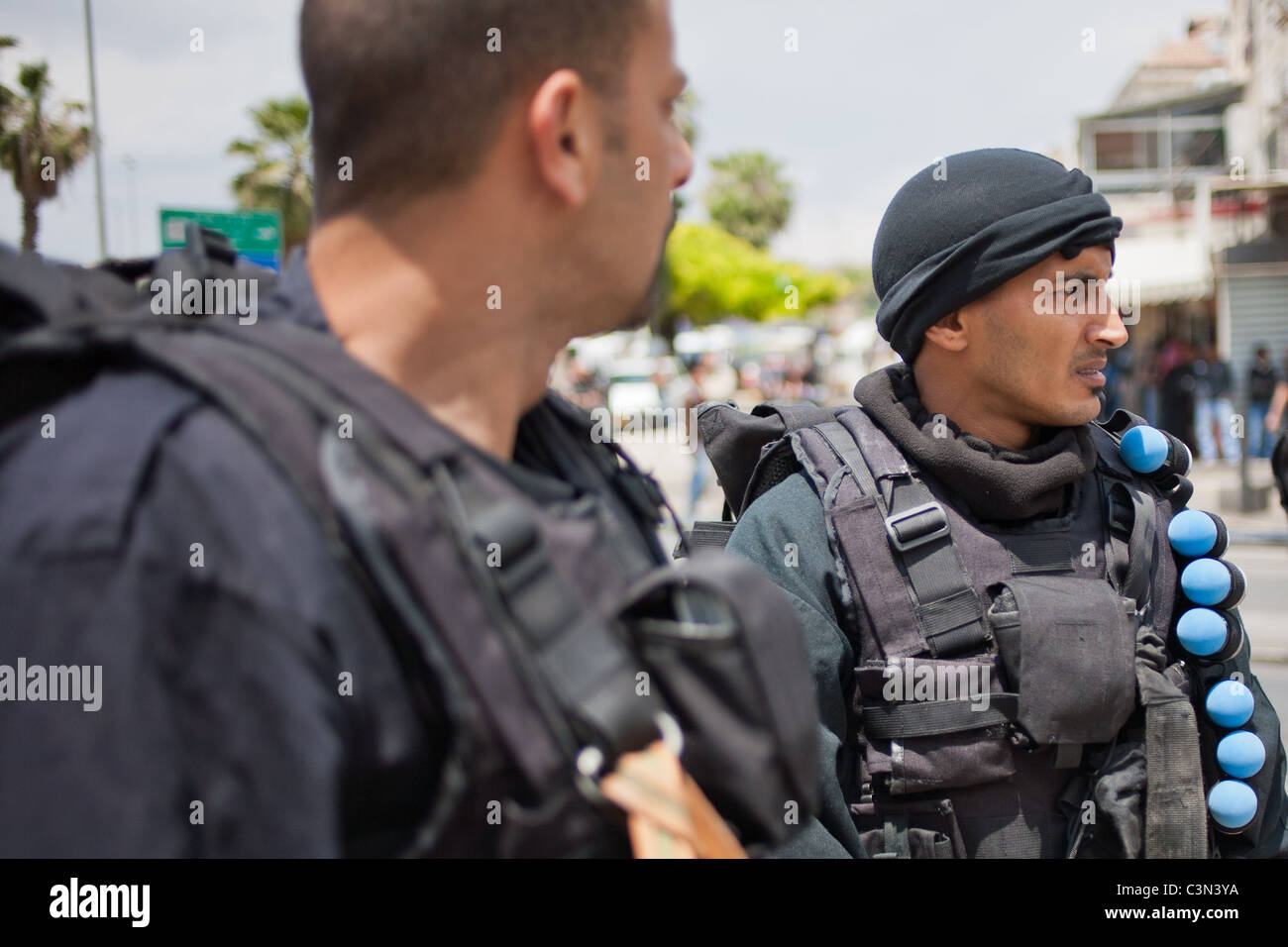 Jerusalem Police on high alert screening worshipers coming to Al-Aqsa ...