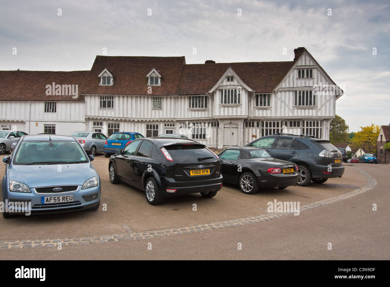 Car parked in front of building hi-res stock photography and images - Alamy