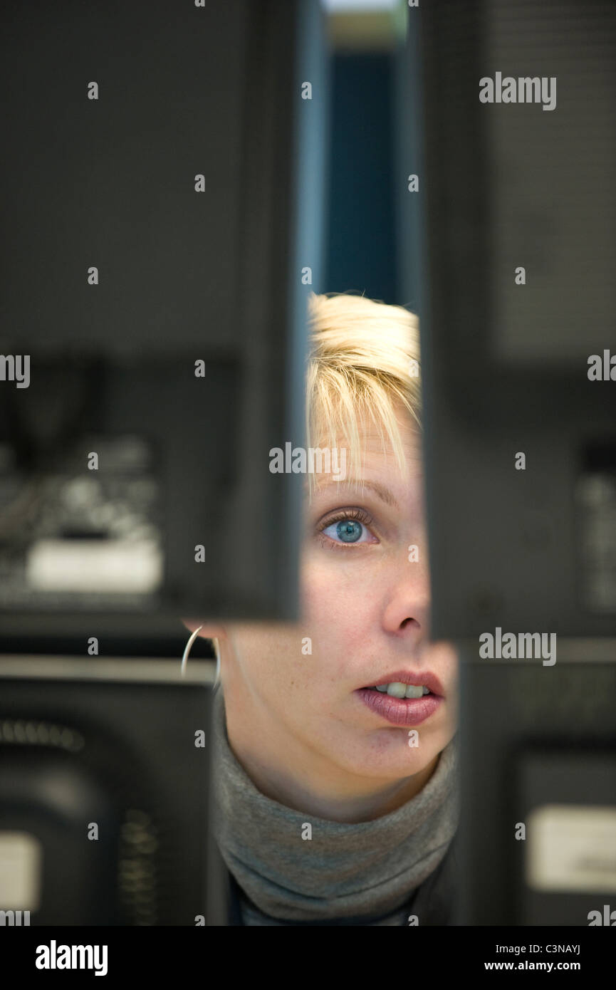An equity trader at the screen of her computer, Frankfurt am Main ...