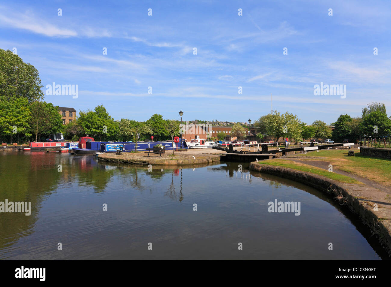 Calder and hebble navigation canal hi-res stock photography and images ...
