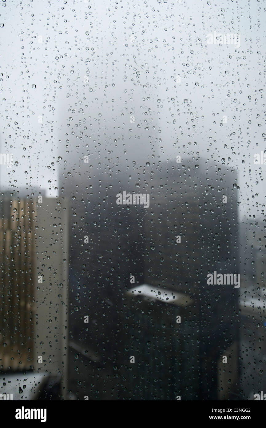 Rain downtown office tower hi-res stock photography and images - Alamy