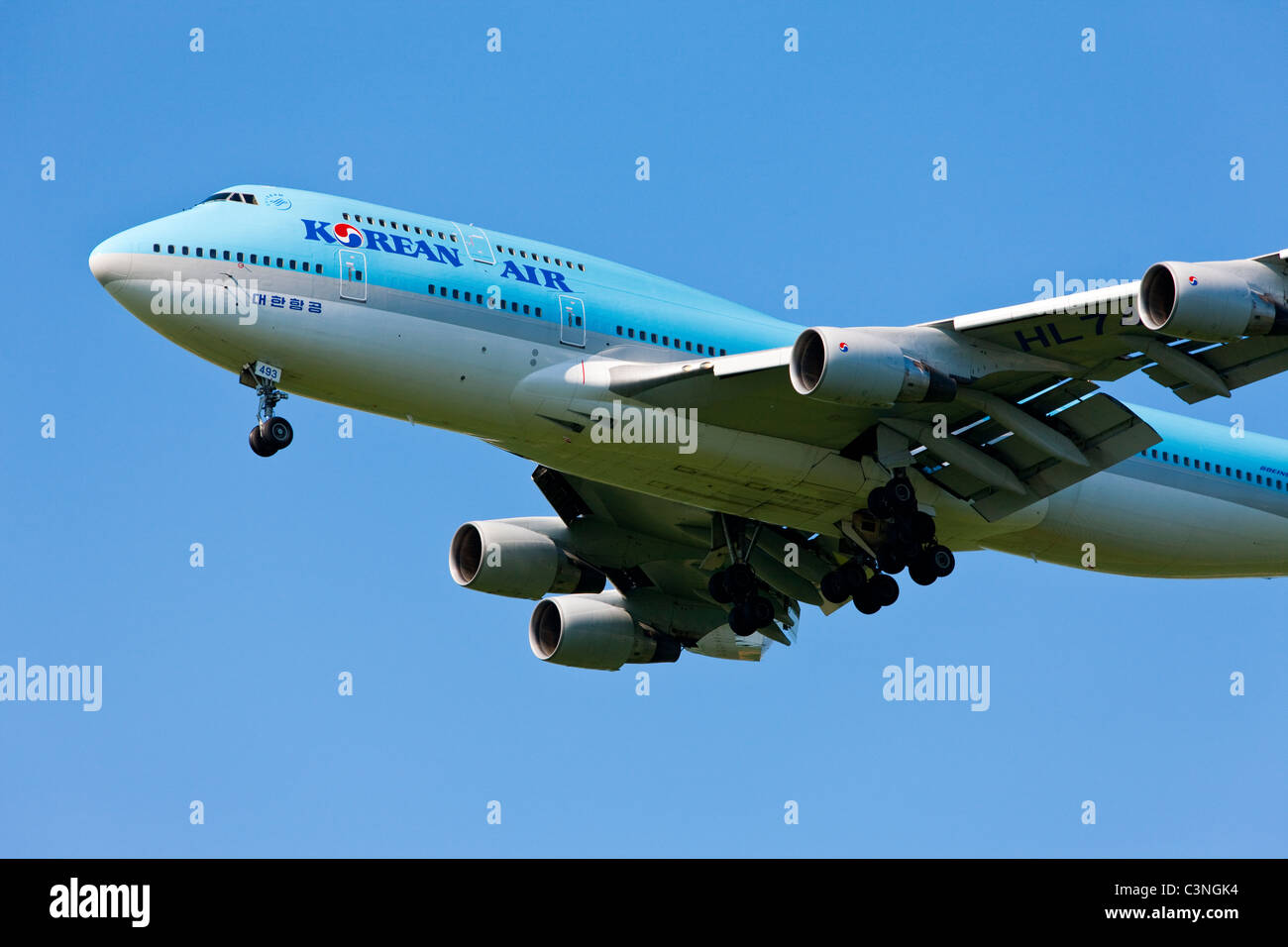 Flight Korean Air ( Boeing 747-400 ) landing Stock Photo - Alamy