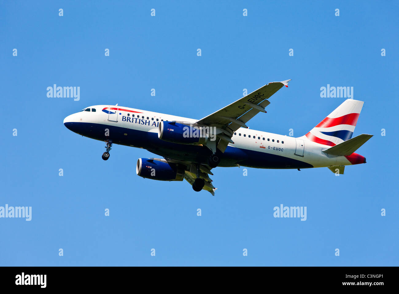 Flight British Airways ( Airbus A319 ) landing Stock Photo - Alamy