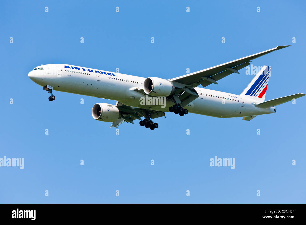Flight Air France ( Boeing 777-300 ) landing Stock Photo - Alamy