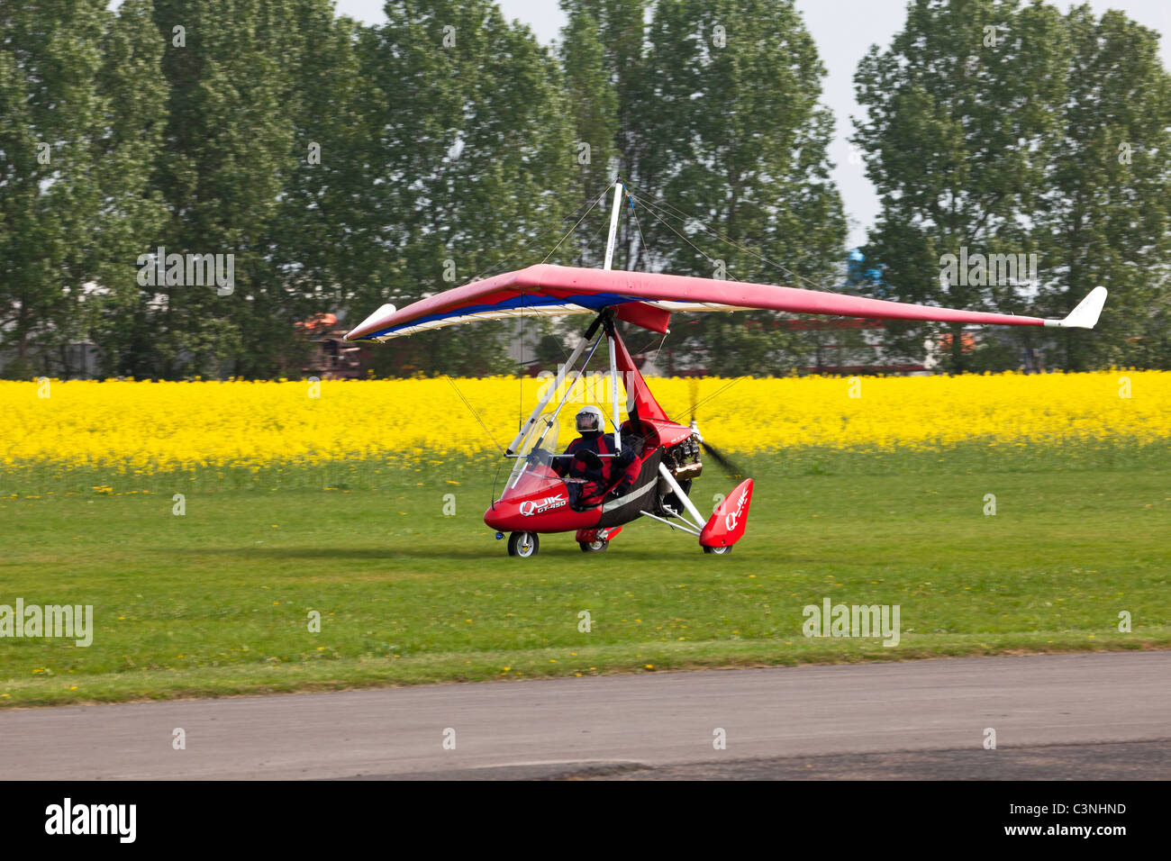 Pegasus Quik 912 GT450 G-CFDY weight-shift microlight taxiing along ...