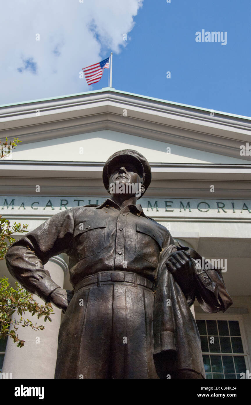 Memorial to us general douglas macarthur statue of the general hi-res stock photography and ...