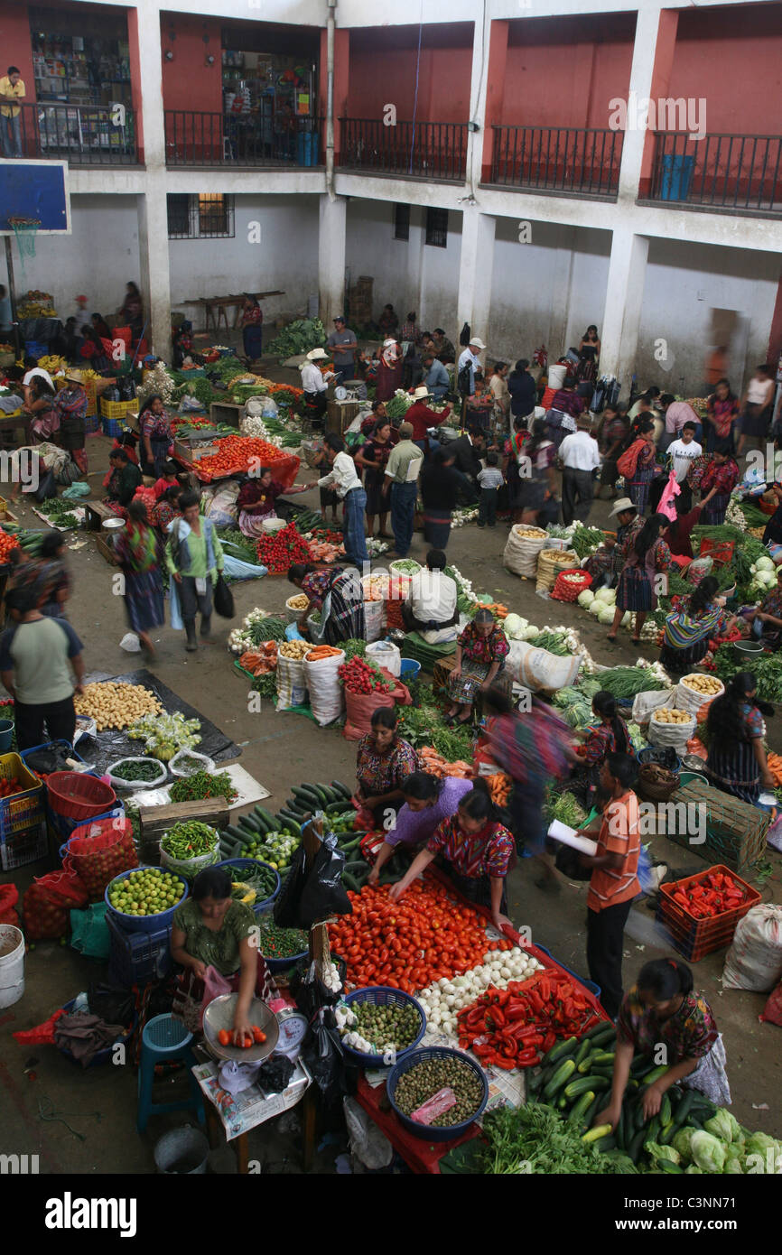 Busy stalls at the indoor fruit and vegetable market in ...